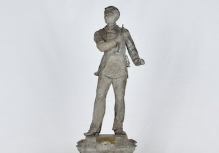 Donan estatuilla del almirante Carlos Condell de la Haza al Museo ...